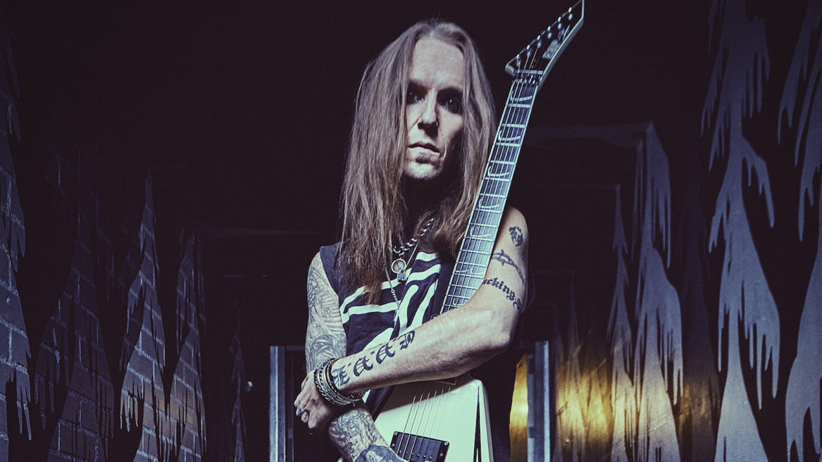 Así se ve la lápida de Alexi Laiho, guitarrista y cantante de CoB